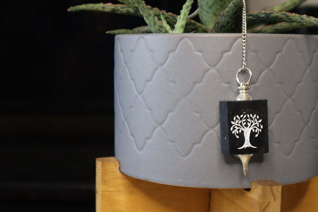 14 Different Types of Pendulum Materials | Opulent Charms